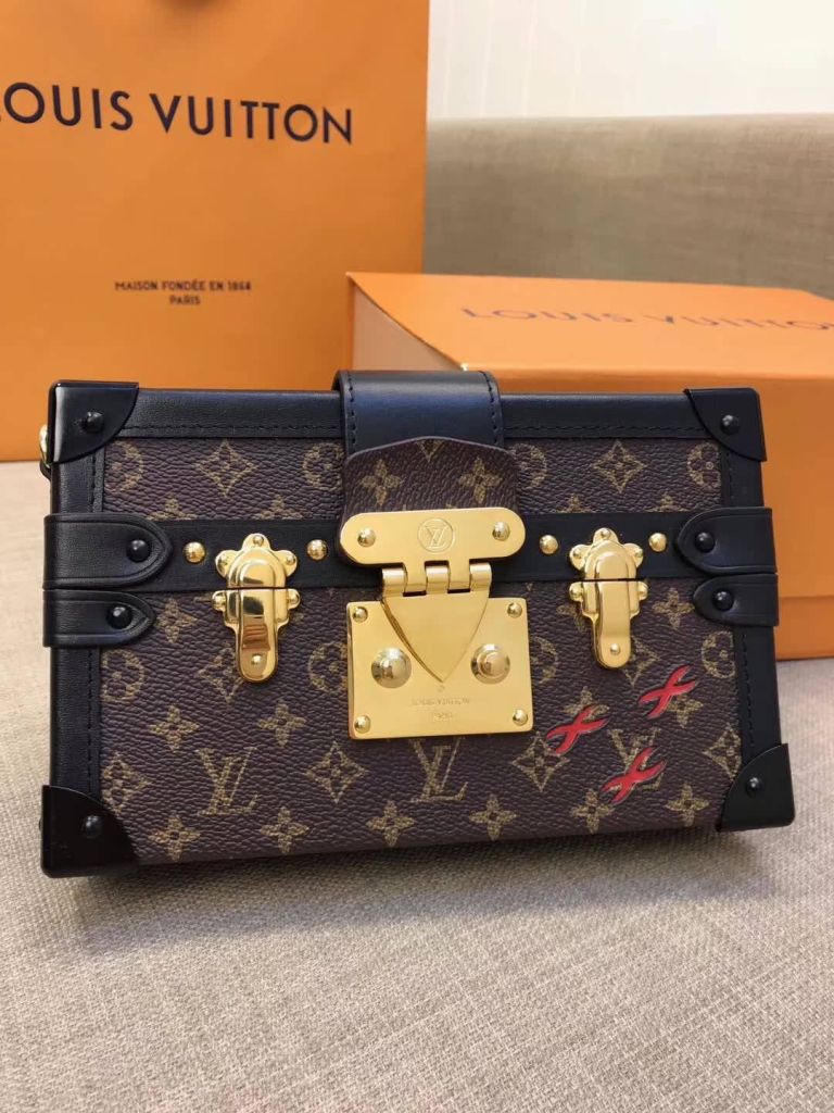 8 Types of small handbags loved by women across the globe – GirlandWorld